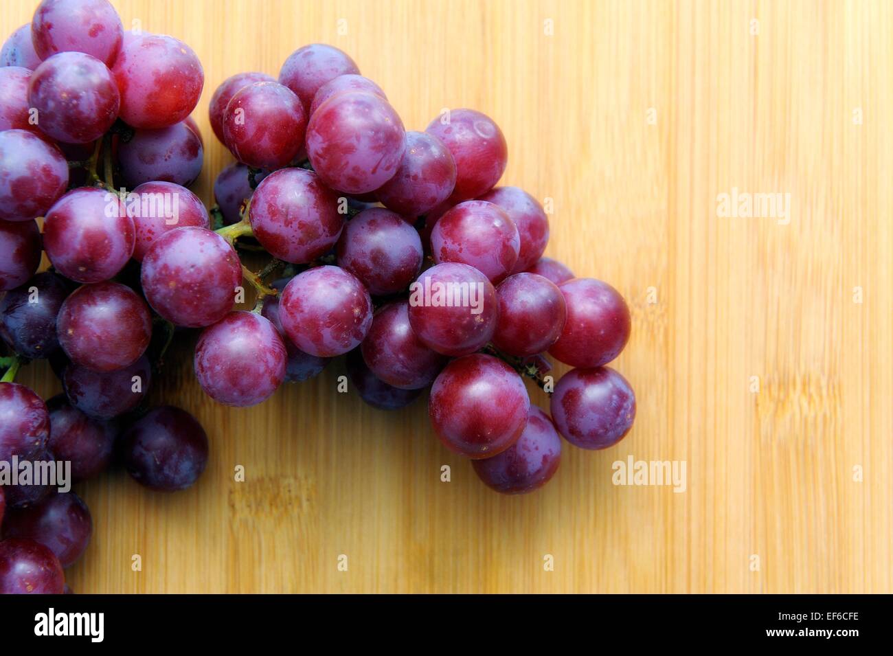 Green and red grapes background hi-res stock photography and images - Alamy