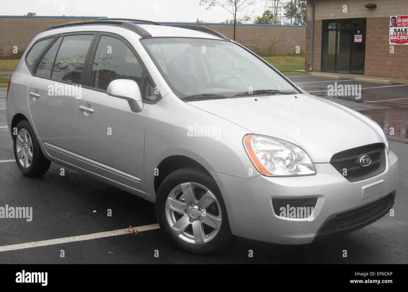 The 2008 Kia Rondo LX is a compact crossover SUV offering a versatile ...