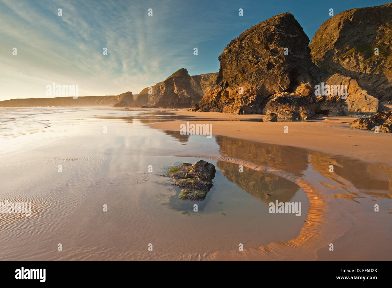 rock pool on the sandy shores of bedruthan Stock Photo - Alamy