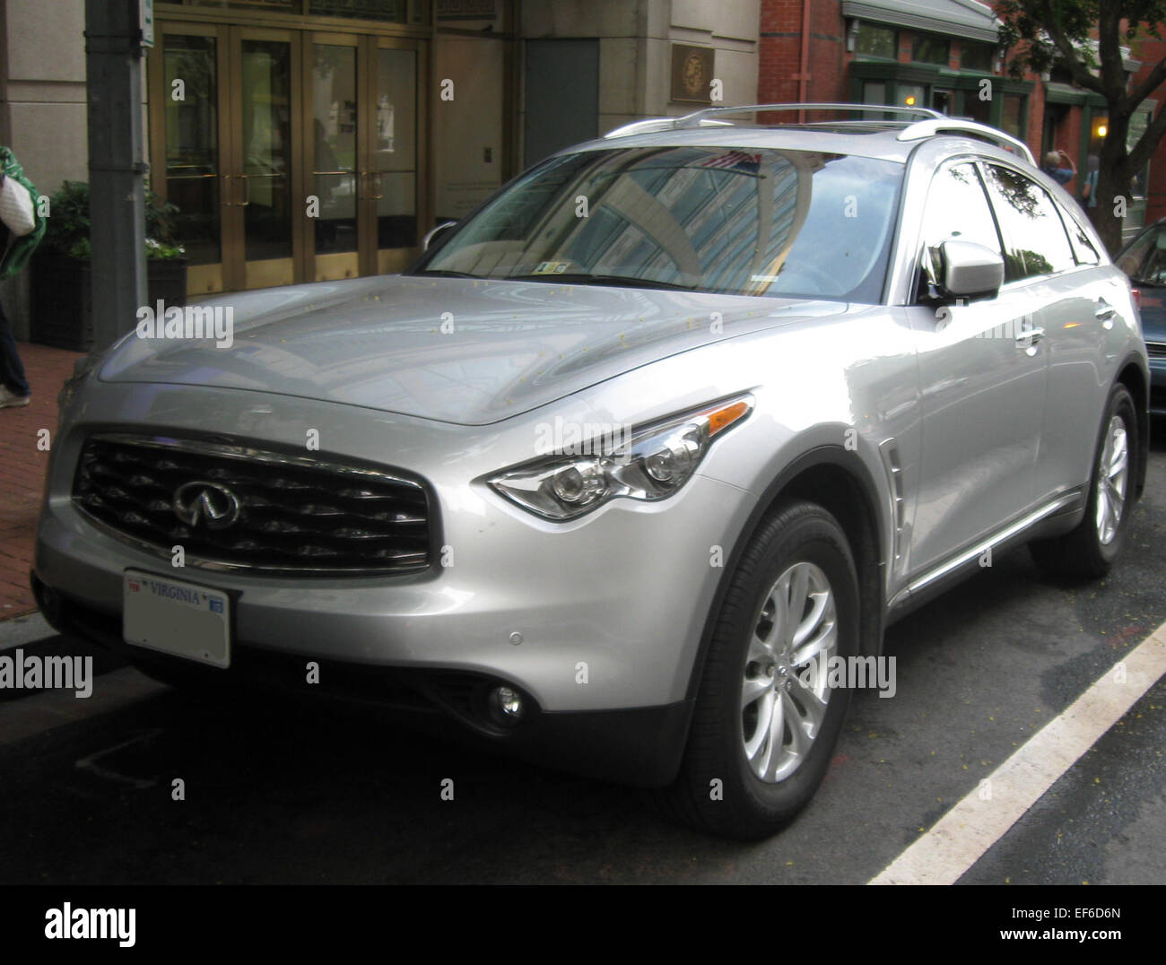 The 2009 Infiniti FX35 is a luxury crossover SUV that combines sporty ...