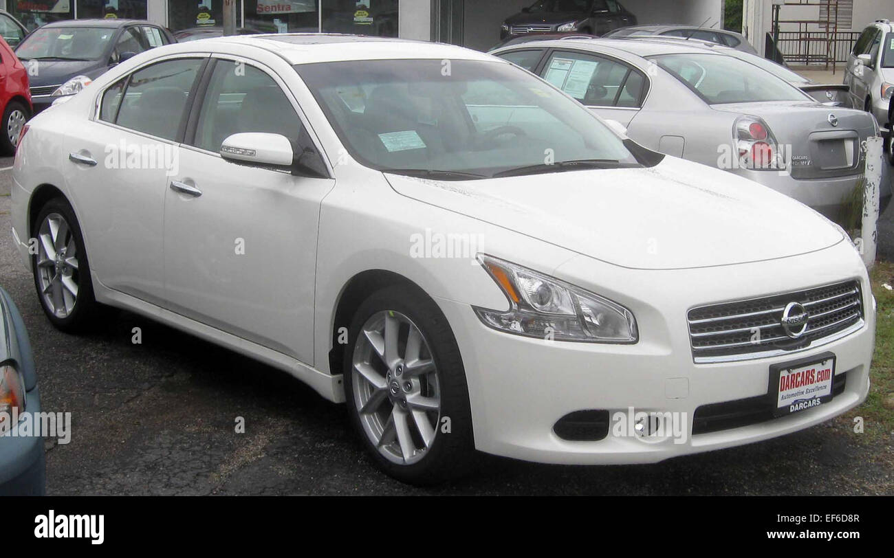 The 2009 Nissan Maxima SV is a full-size sedan with a sporty design and ...