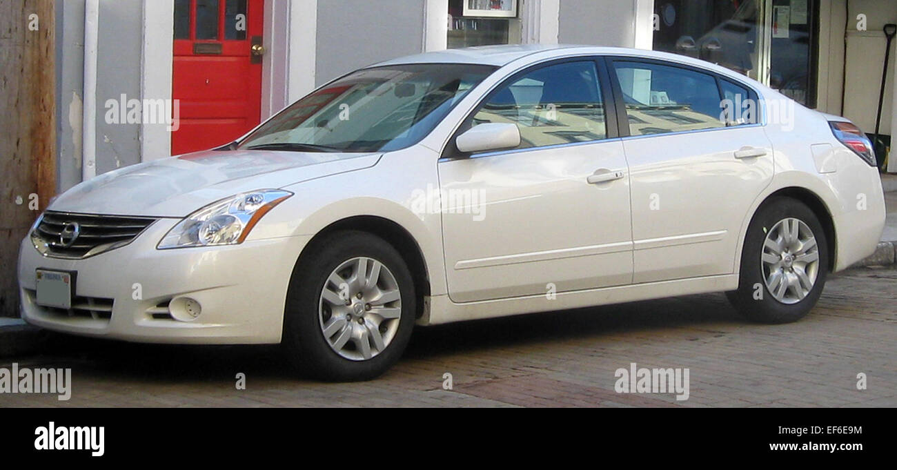 The 2010 Nissan Altima 2.5S sedan offers a balanced combination of ...
