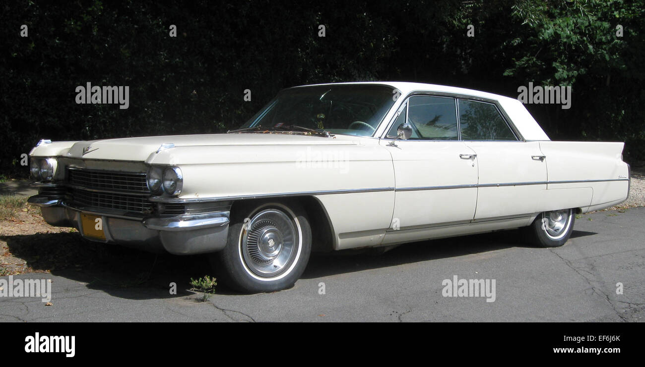 The Cadillac sedan, captured in the front view on August 20, 2009 ...