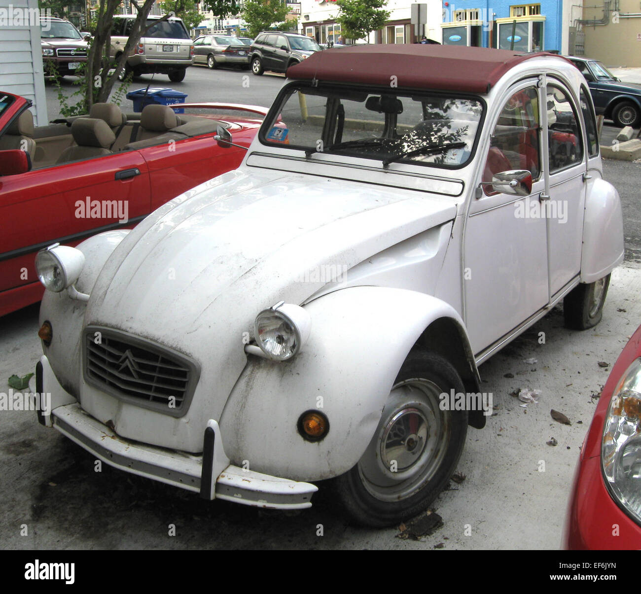 Car citroen 2cv van hi-res stock photography and images - Alamy