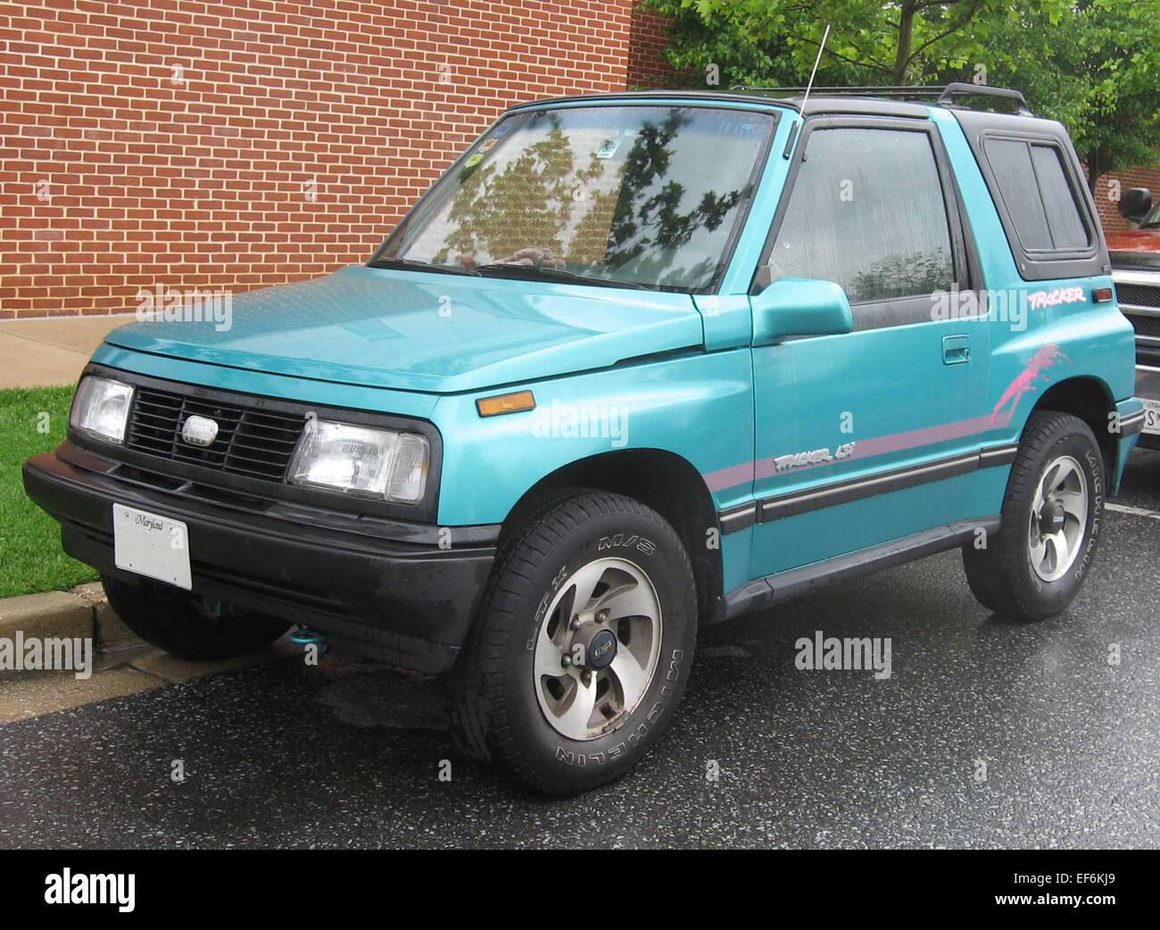 The Geo Tracker LSi convertible is a compact SUV known for its off-road ...