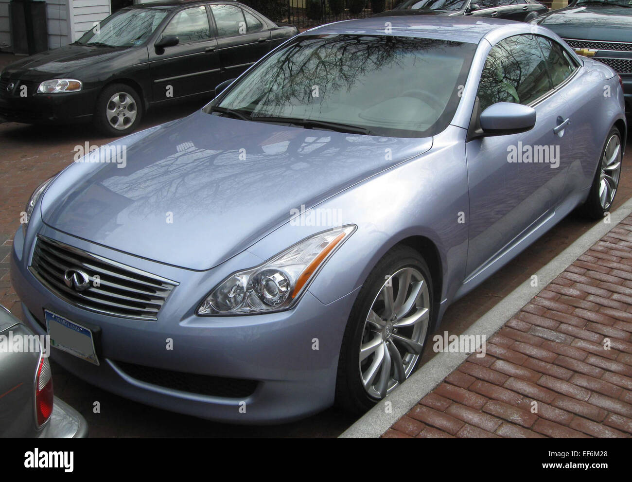 The 2010 Infiniti G37 Convertible is a luxury sports car that combines ...