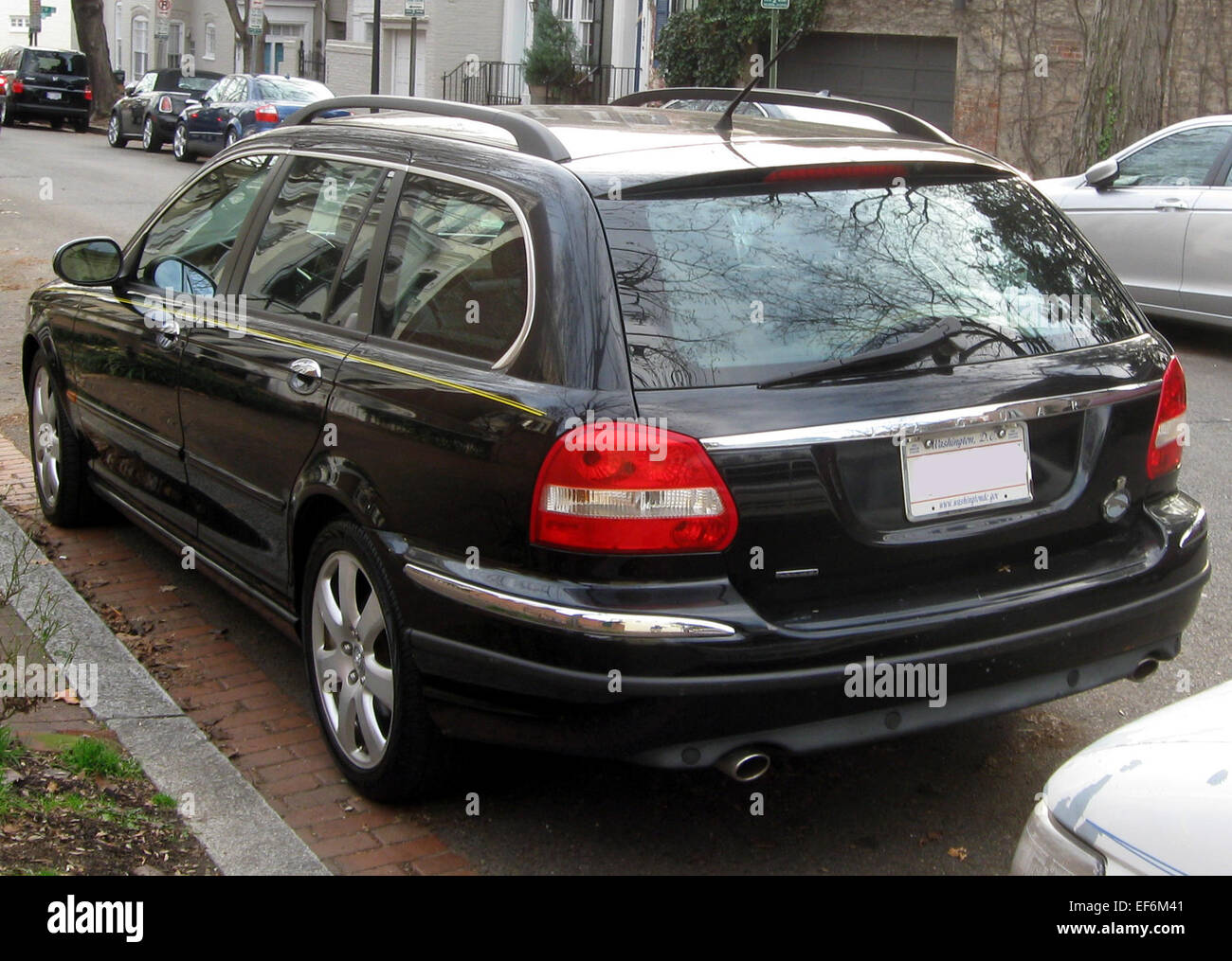 The 2011 Jaguar X-Type Wagon combines the elegance of a luxury sedan ...