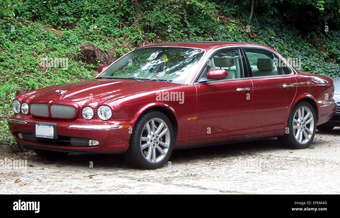 The 2011 Jaguar XJ combines luxury, performance, and modern technology ...