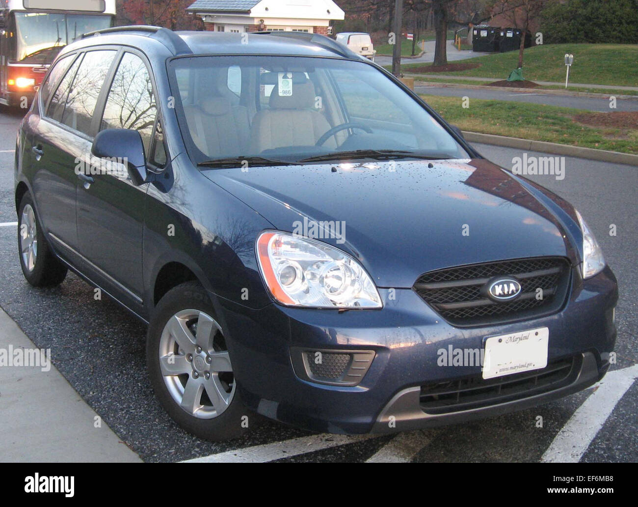 The Kia Rondo LX V6 is a compact crossover SUV, offering a versatile 6 ...