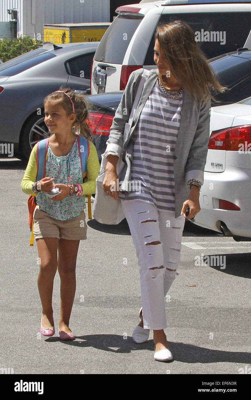 Jessica Alba spotted at Mrs. Winston's Green Grocery with her daughter ...