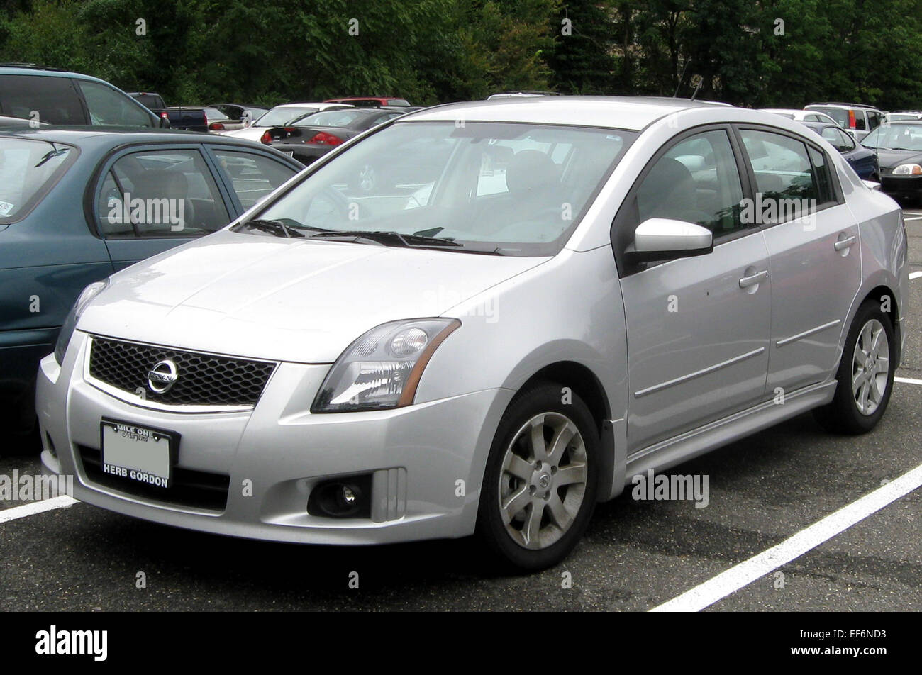 The 2009 Nissan Sentra SE-R is a sportier trim of the compact sedan ...