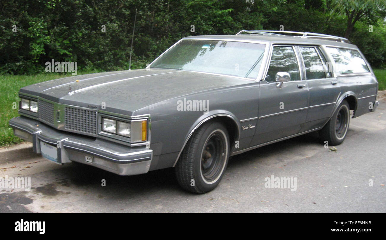 Oldsmobile Custom Cruiser Stock Photo - Alamy