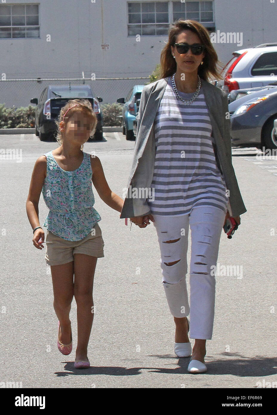 Jessica Alba spotted at Mrs. Winston's Green Grocery with her daughter ...