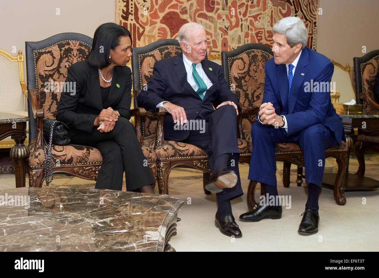 US Secretary of State John Kerry speaks with former Secretaries of ...