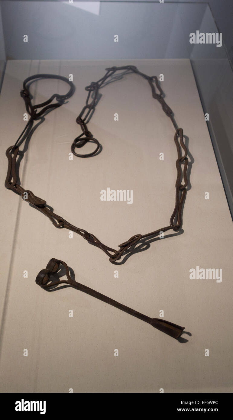 Chained african slaves hi-res stock photography and images - Alamy