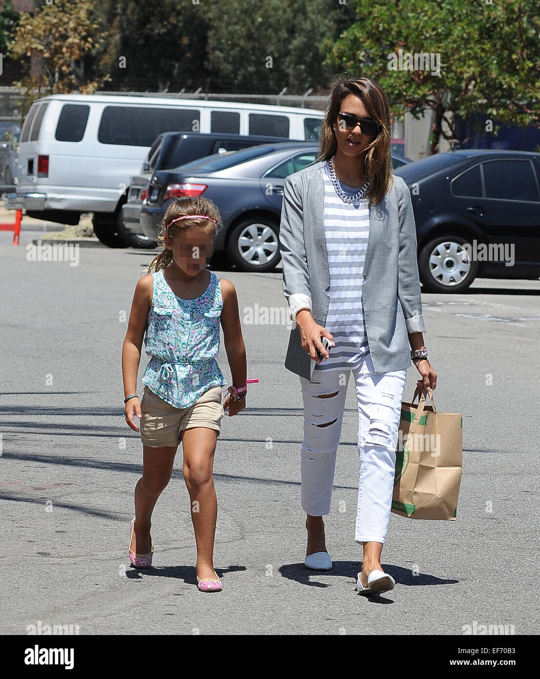 Jessica Alba spotted at Mrs. Winston's Green Grocery with her daughter ...