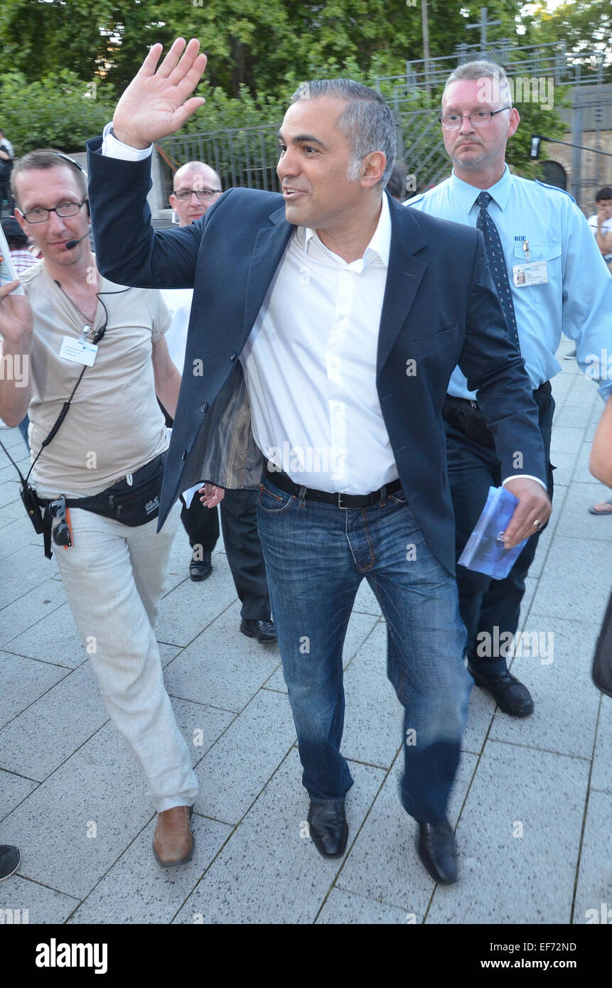 Pro 7 reporter Thilo Mischke witnessing a knife fight between two young ...