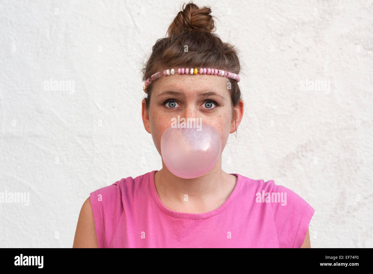 14 girl chewing gum hi-res stock photography and images - Alamy