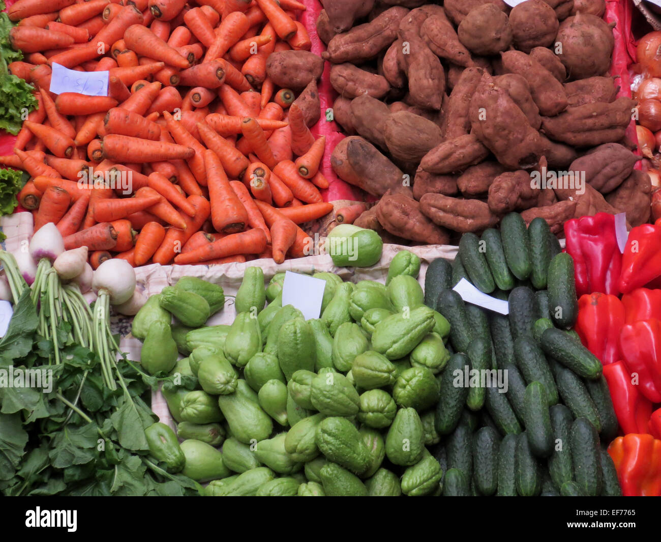 Fresh vegetables on market stall Stock Photo - Alamy