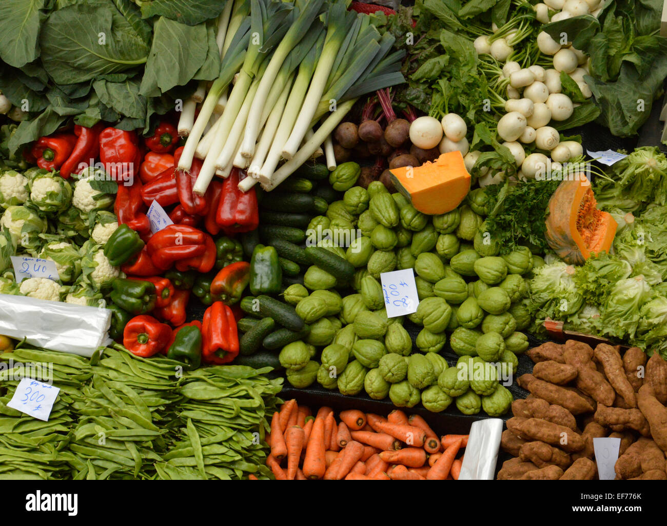 Vegetables on a stall hi-res stock photography and images - Alamy