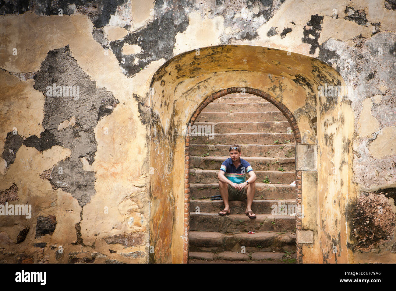TOURIST SITTING ON STEPS IN GALLE FORT Stock Photo - Alamy