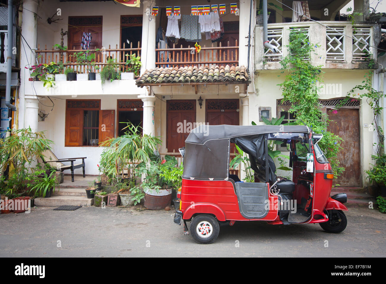 RICKSHAW PARKED OUTSIDE COLONIAL BUILDING IN GALLE FORT Stock Photo - Alamy