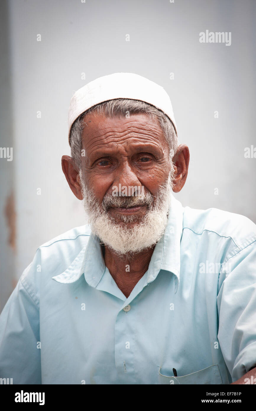 ELDERLY MUSLIM MAN IN GALLE Stock Photo - Alamy