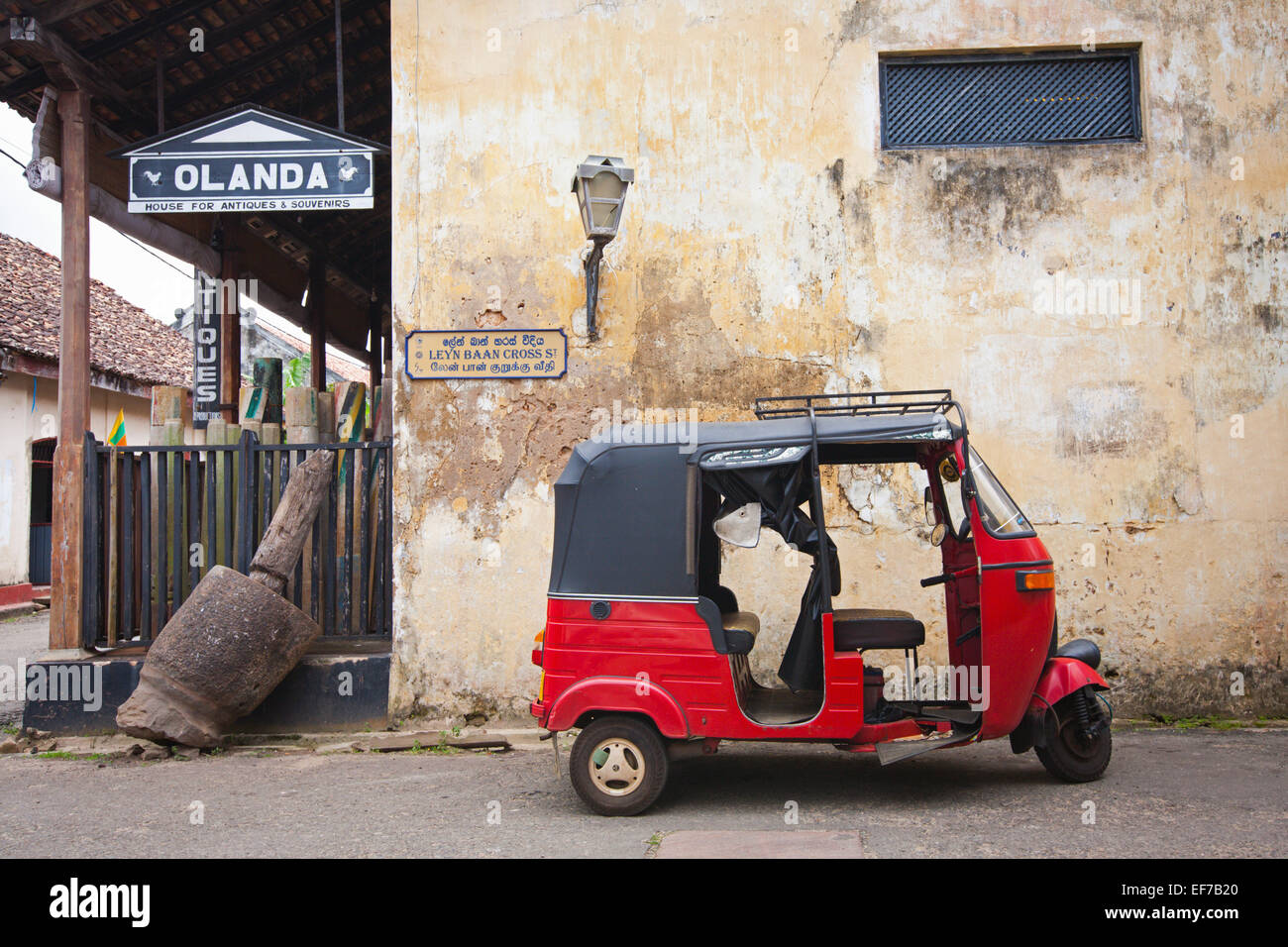 RICKSHAW PARKED OUTSIDE COLONIAL BUILDING IN GALLE FORT Stock Photo - Alamy