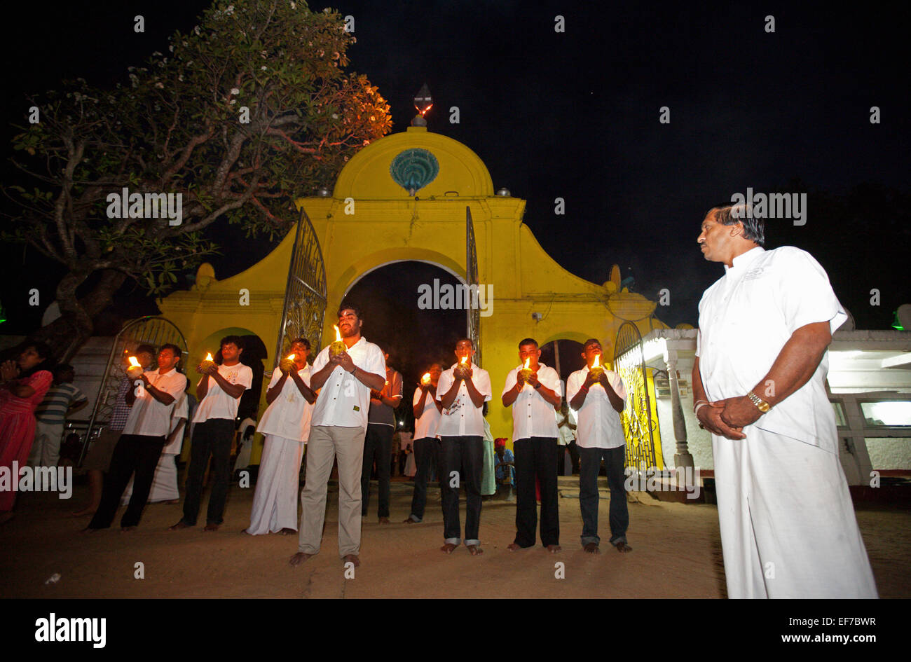 PEOPLE WORSHIPPING AT SHRINE IN KATARAGAMA Stock Photo - Alamy