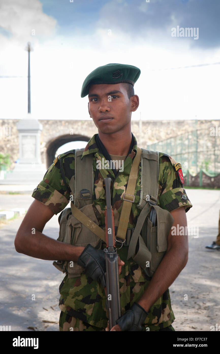 SRI LANKAN SOLDIER AT GALLE FORT WITH GUN Stock Photo - Alamy