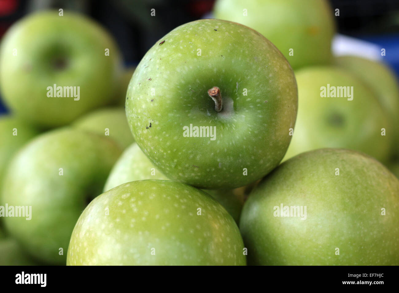 Green apple stands hi-res stock photography and images - Alamy