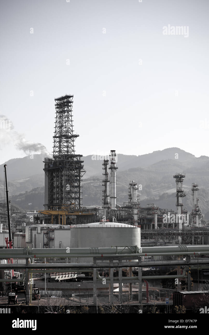 View of an Oil Refinery Plant. Vertical shot Stock Photo - Alamy