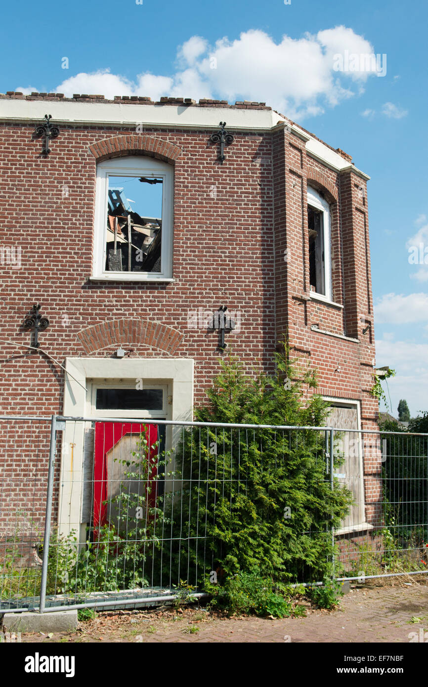 Damaged and broken house by fire Stock Photo - Alamy