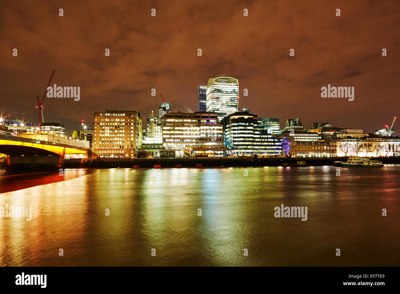 Across thames night hi-res stock photography and images - Alamy