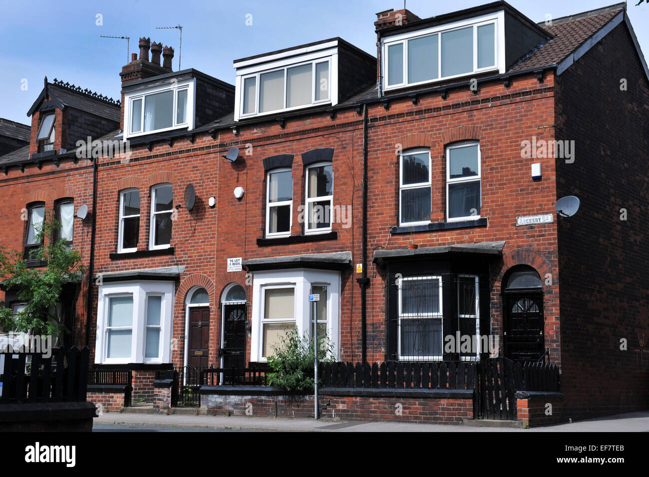 Leeds red brick terrace housing Stock Photo - Alamy
