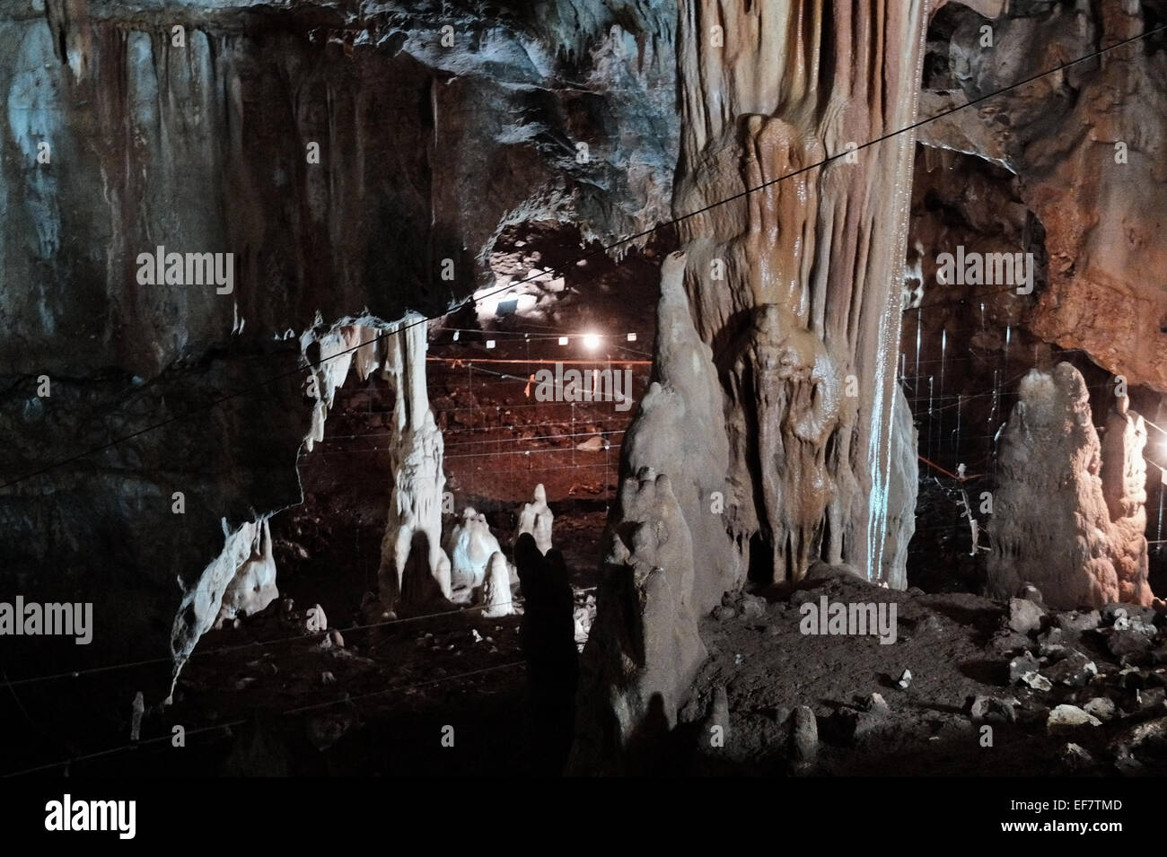 Manot Cave, Israel. 28th January, 2015. A 55,000 year old human skull ...