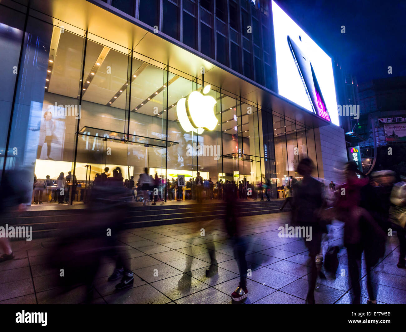 Apple store located on Nanjing Road in Shanghai, China Stock Photo - Alamy