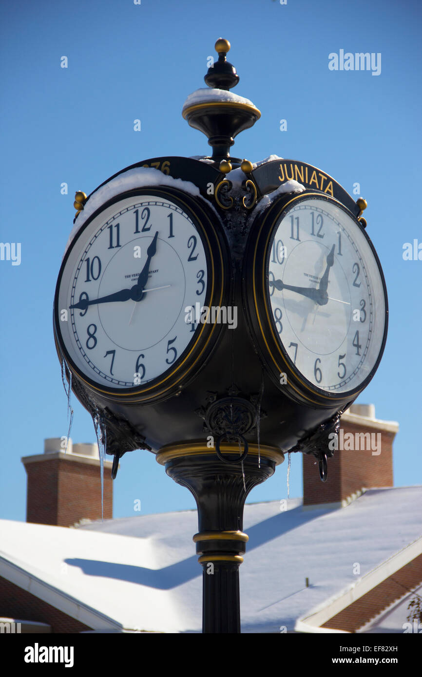 College clock hi-res stock photography and images - Alamy