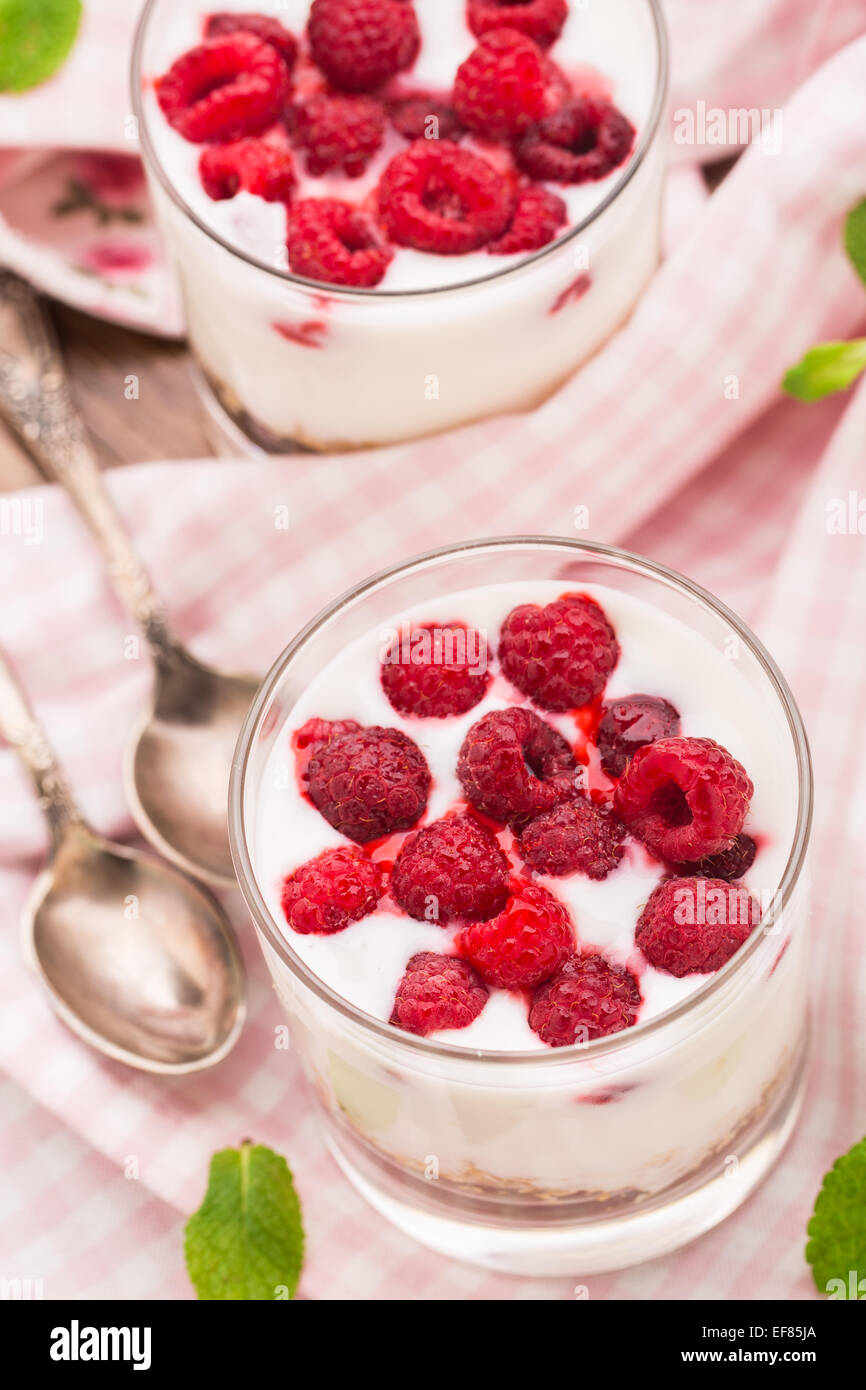 Yogurt with muesli and raspberries Stock Photo - Alamy