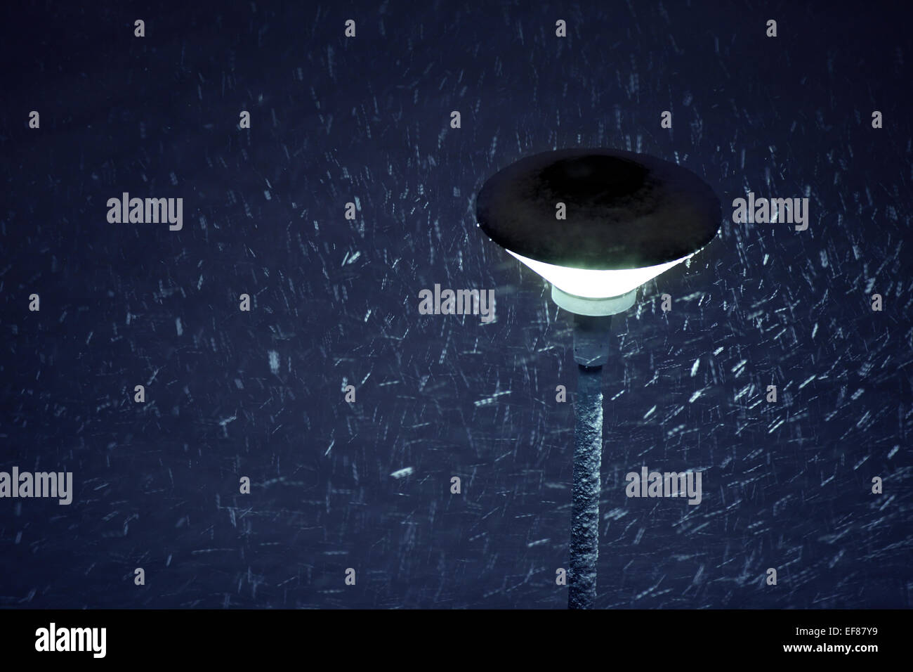 street light lamp under snow at night Stock Photo - Alamy