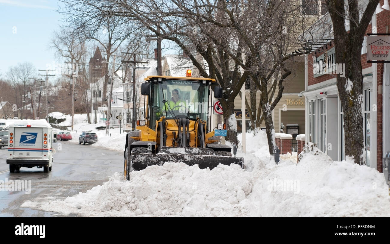 Lexington, MA, USA, 28 Jan, 2015. Lexington city worker using heavy ...