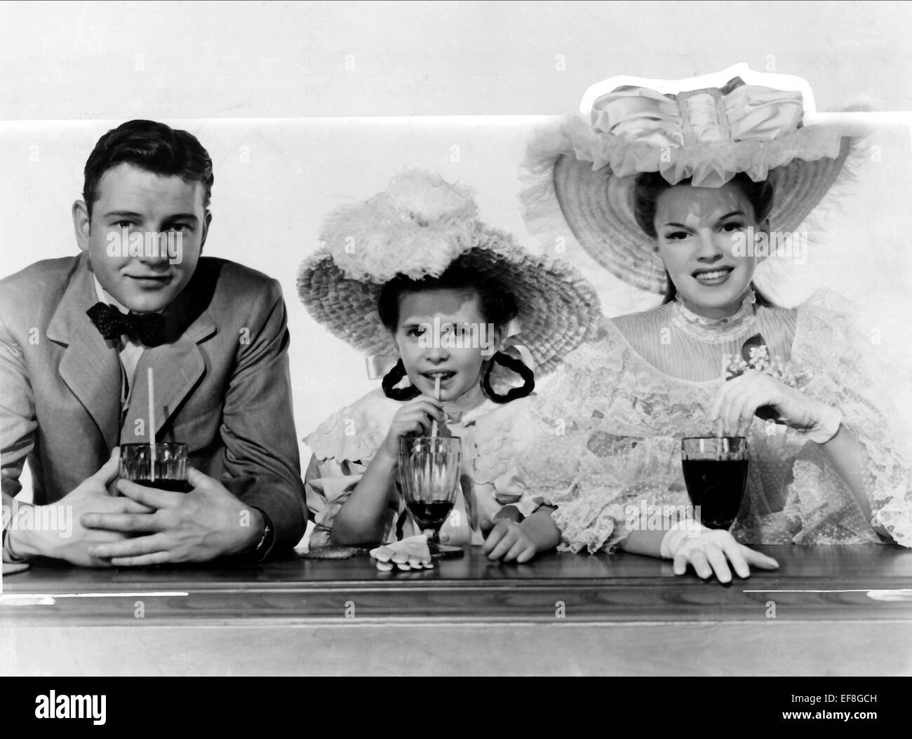 TOM DRAKE, MARGARET O'BRIEN, JUDY GARLAND, MEET ME IN ST. LOUIS, 1944 ...