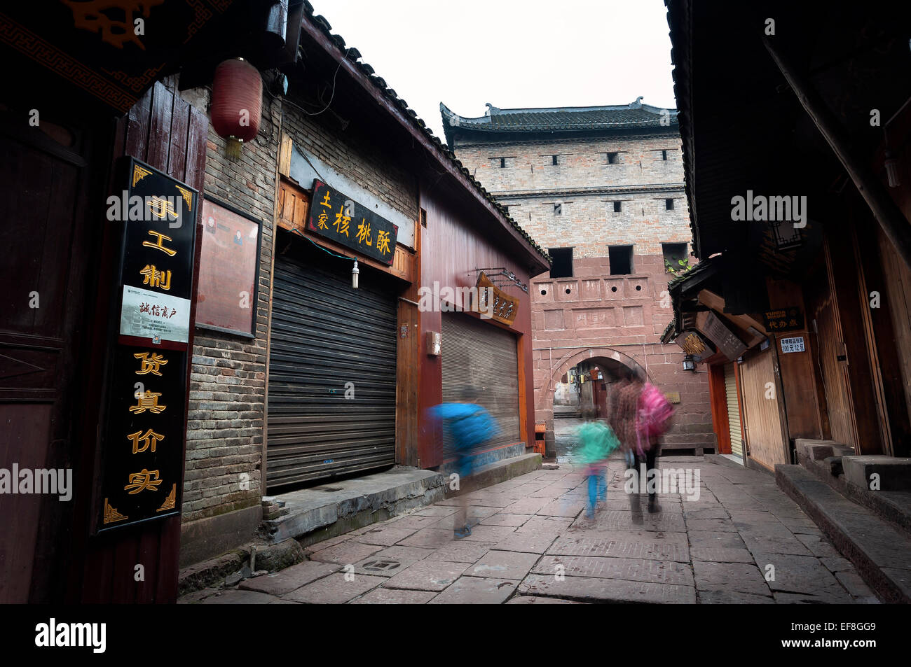 Traditional entrance gate to china town hi-res stock photography and ...