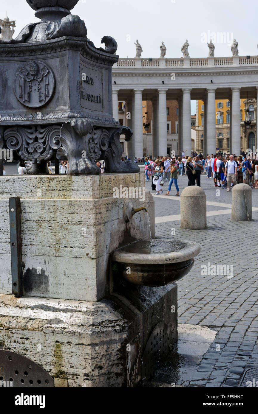 Fountain vatican hi-res stock photography and images - Alamy