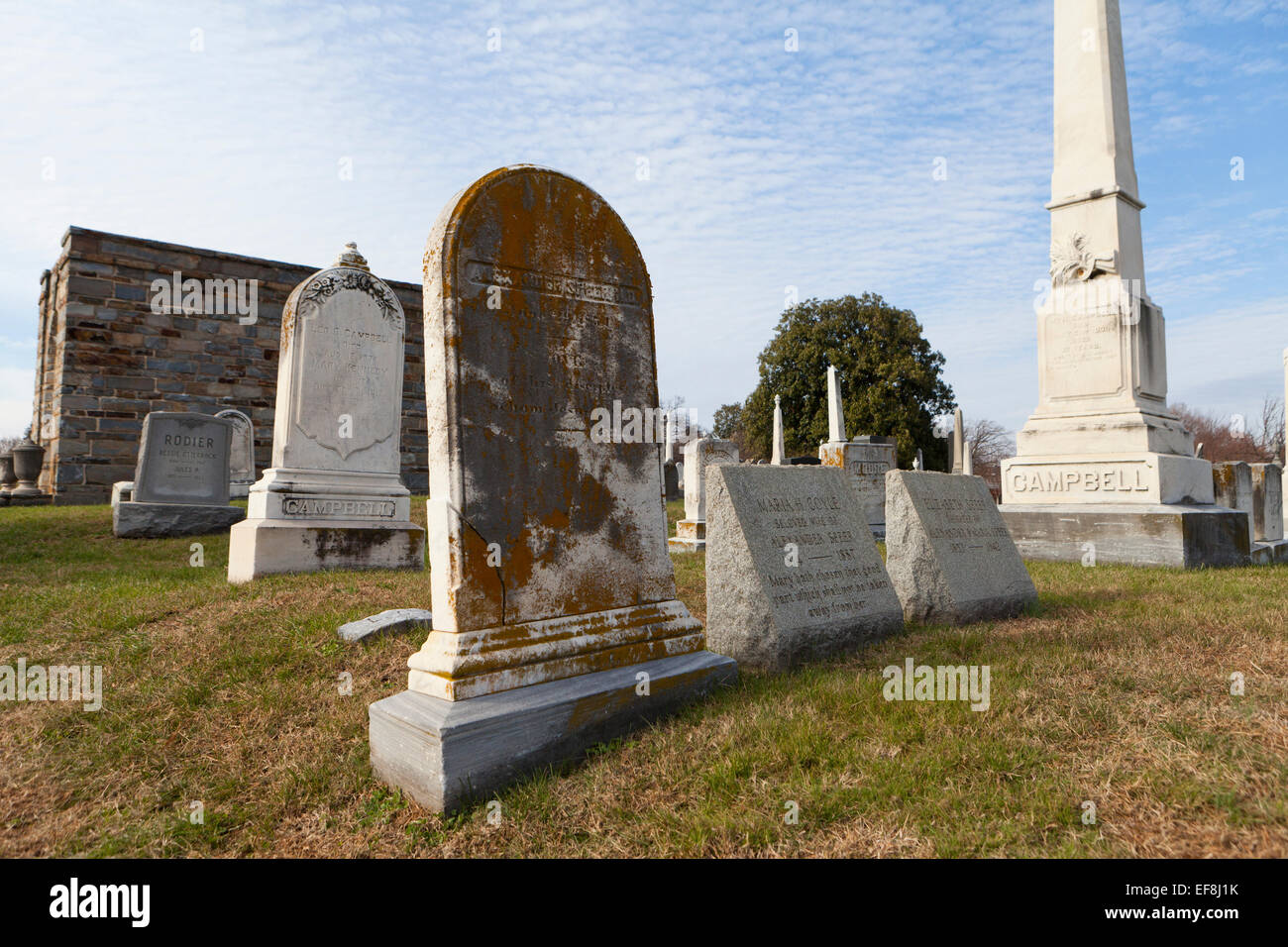 Old gravestones hi-res stock photography and images - Alamy