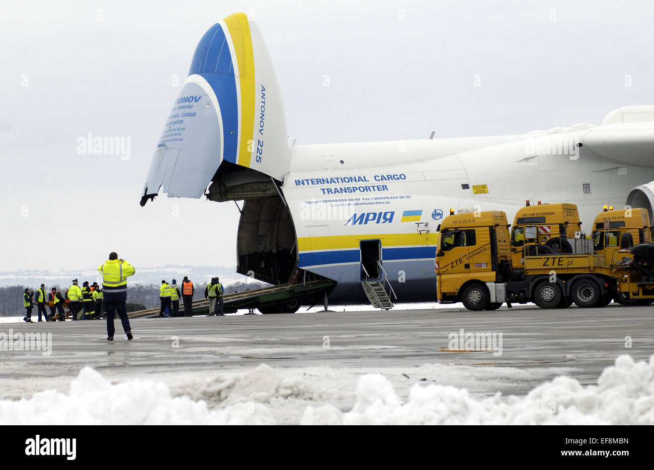 Antonov An-225 Mriya, Cargo aircraft, Tank T-72 M1 Stock Photo - Alamy