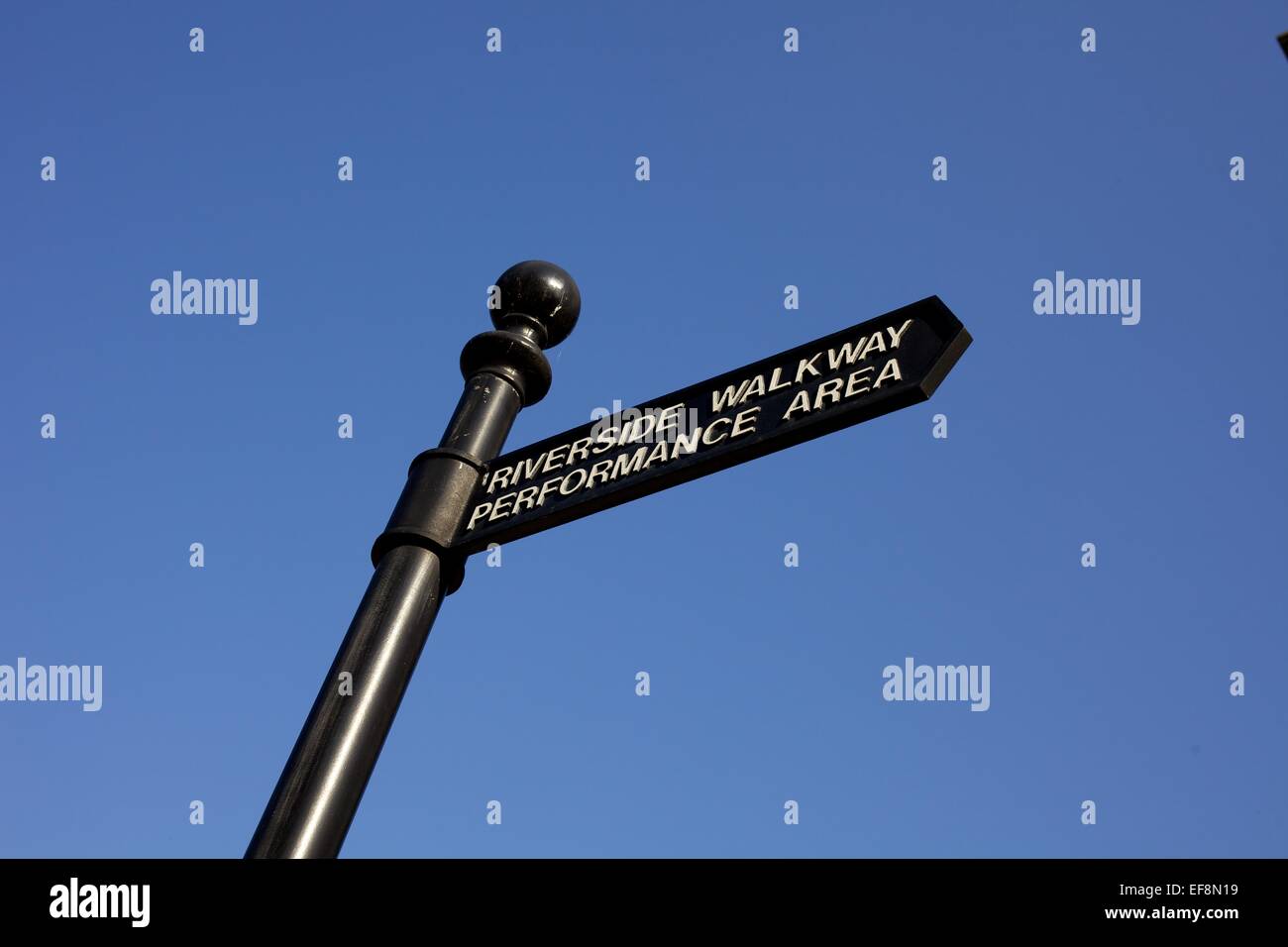 Black sign post hi-res stock photography and images - Alamy