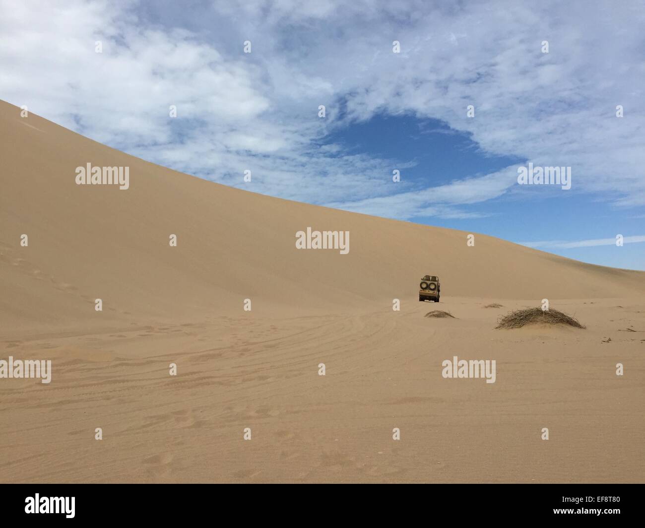 Car in roaring sand dunes hi-res stock photography and images - Alamy
