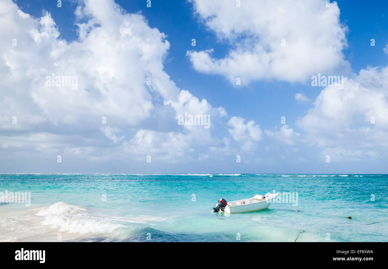 Island floats in azure sea hi-res stock photography and images - Alamy