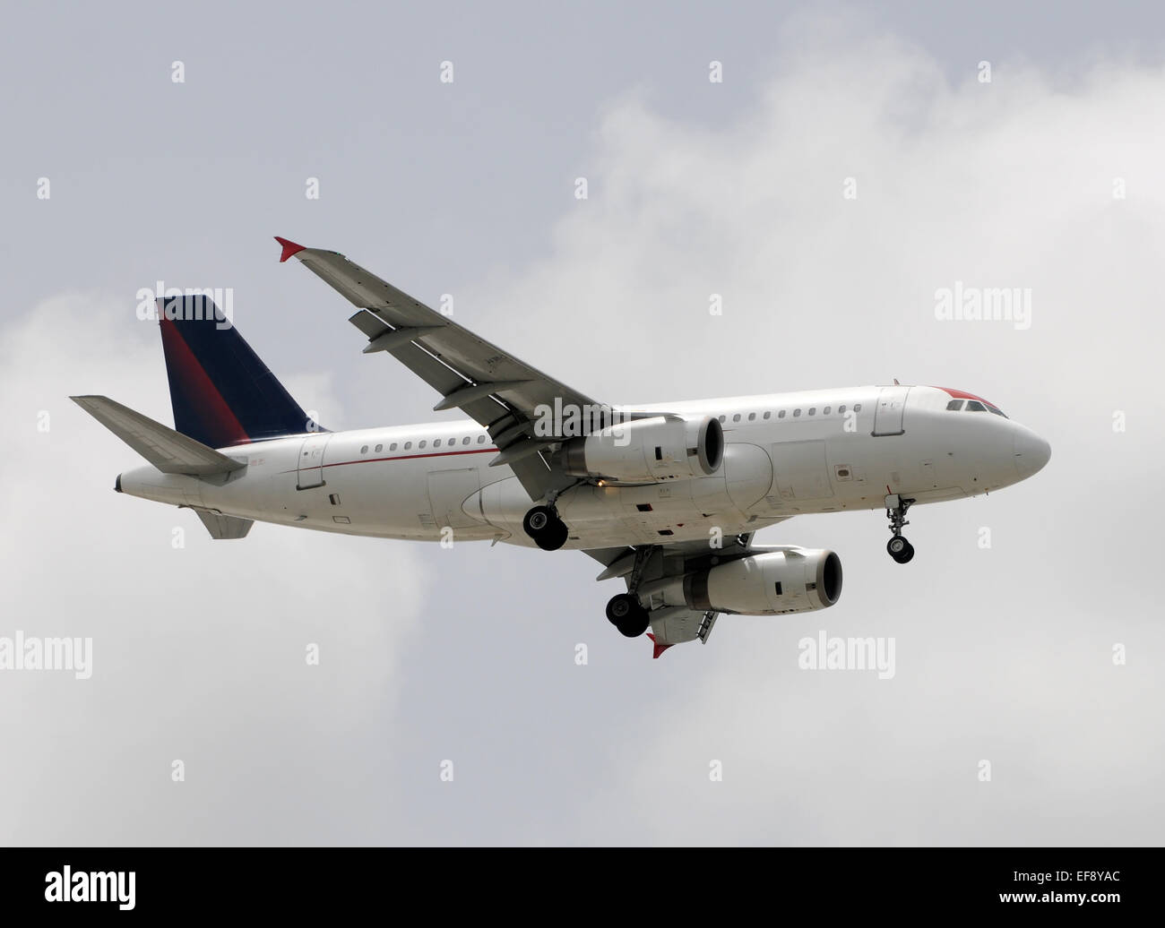 Modern passenger aircraft hi-res stock photography and images - Alamy